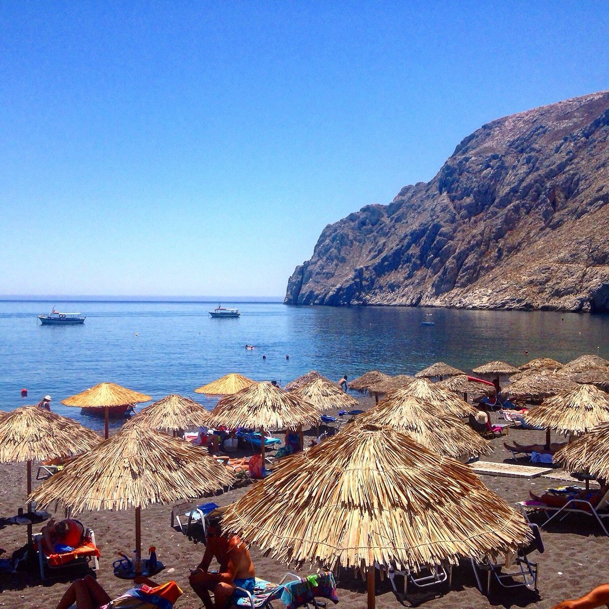 Kamari Beach: A Hidden Gem in Santorini tourpassion.com