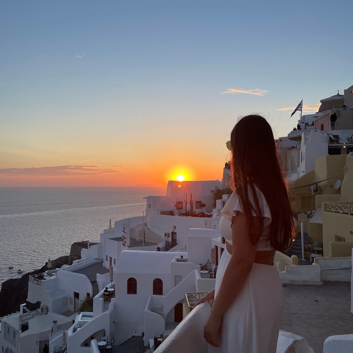 Experiencing the Magic of Oia Sunset: A Tourist's Guide tourpassion.com